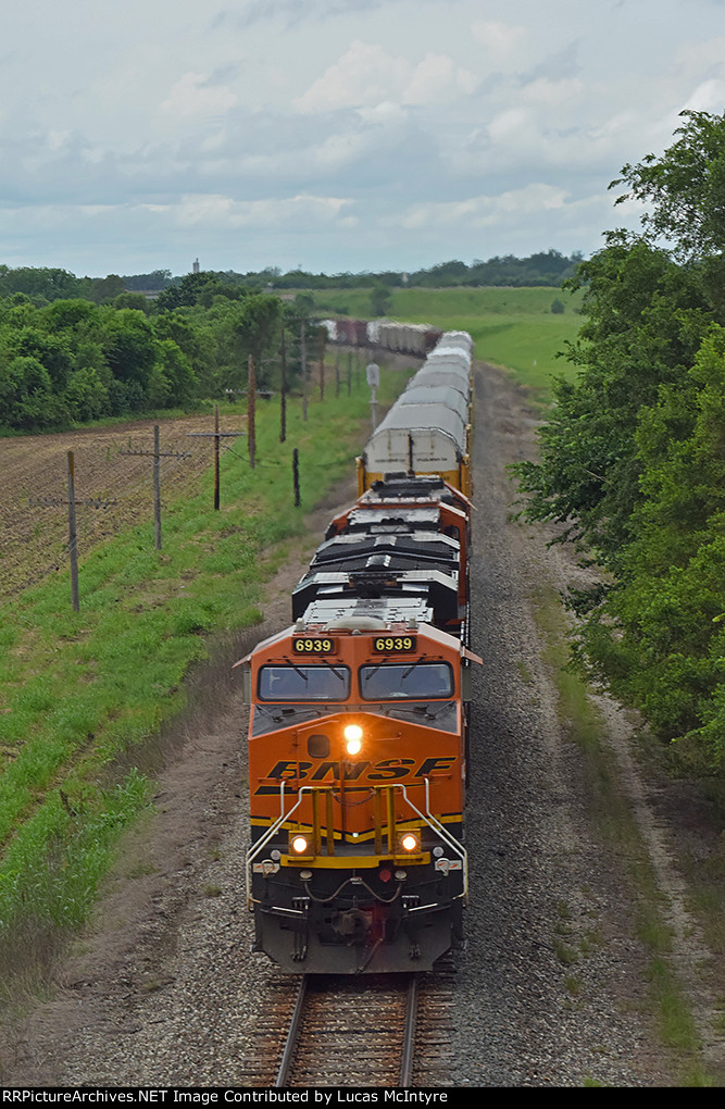 BNSF 6939 eastbound BNSF manifest train